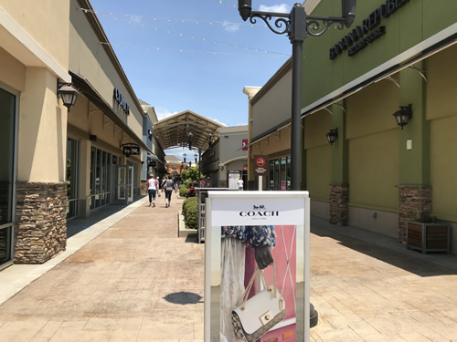 outlet_mall-shops – Greetings from the Past